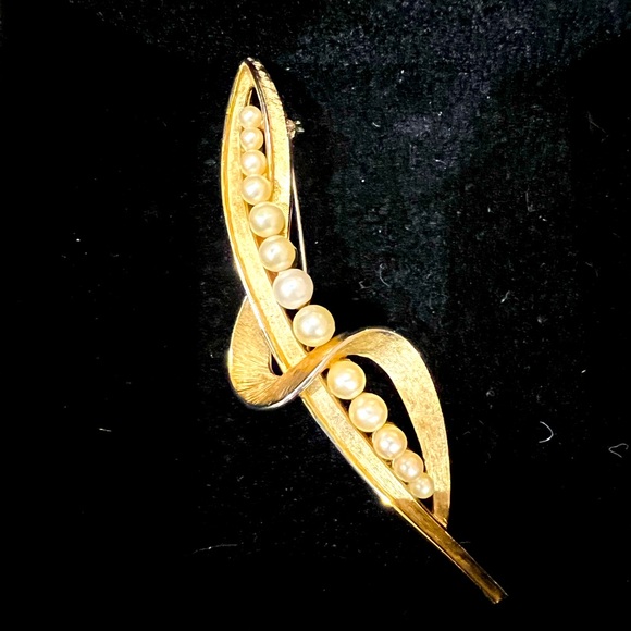 Jewelry | Vintage Trifari Pin | Poshmark